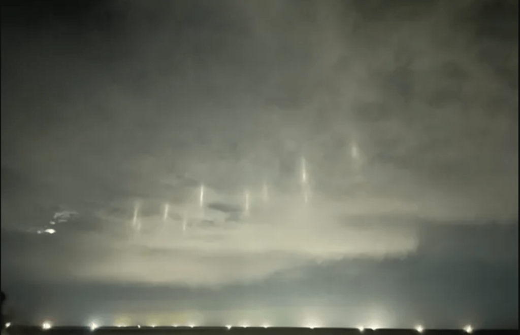 Tajanstveni stupovi svjetla na noćnom nebu prepali građane: Je li ovo NLO ili prirodni fenomen ...